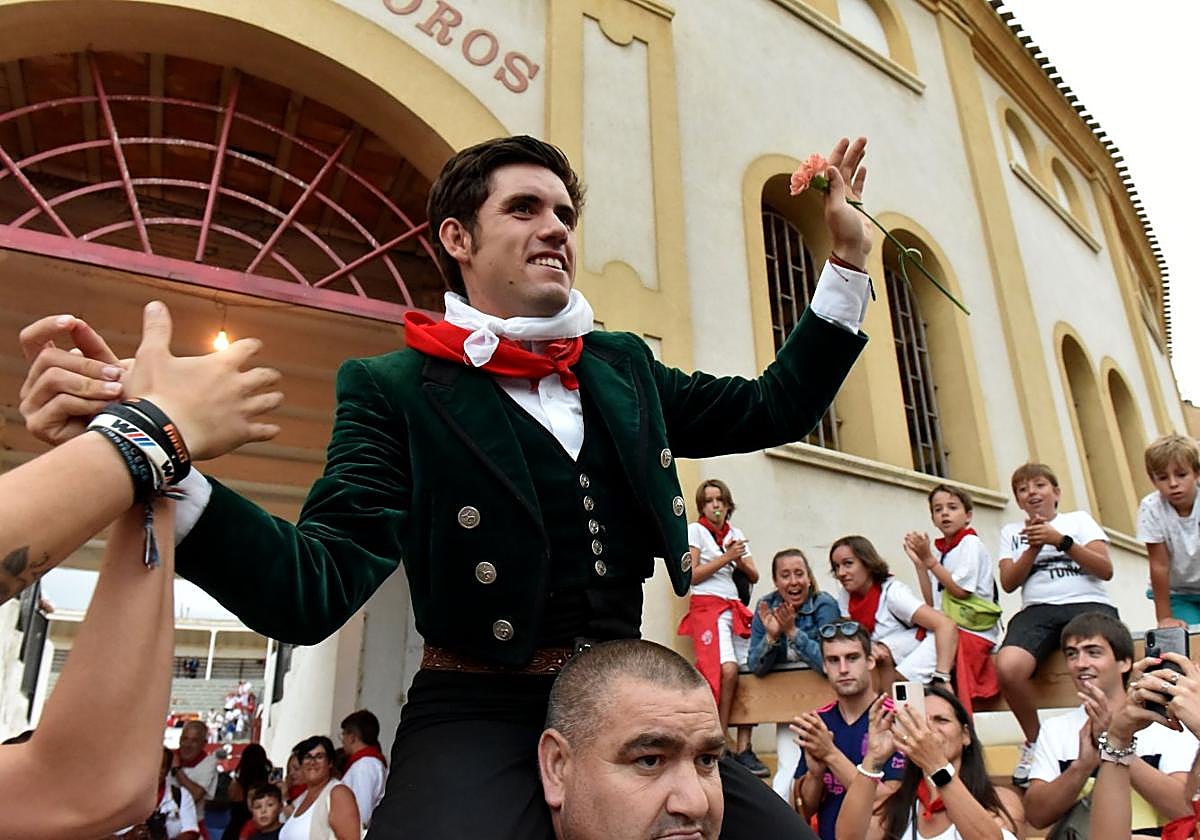 Guillermo Hermoso de Mendoza sale a hombros en el primer festejo de Calahorra | La Rioja
